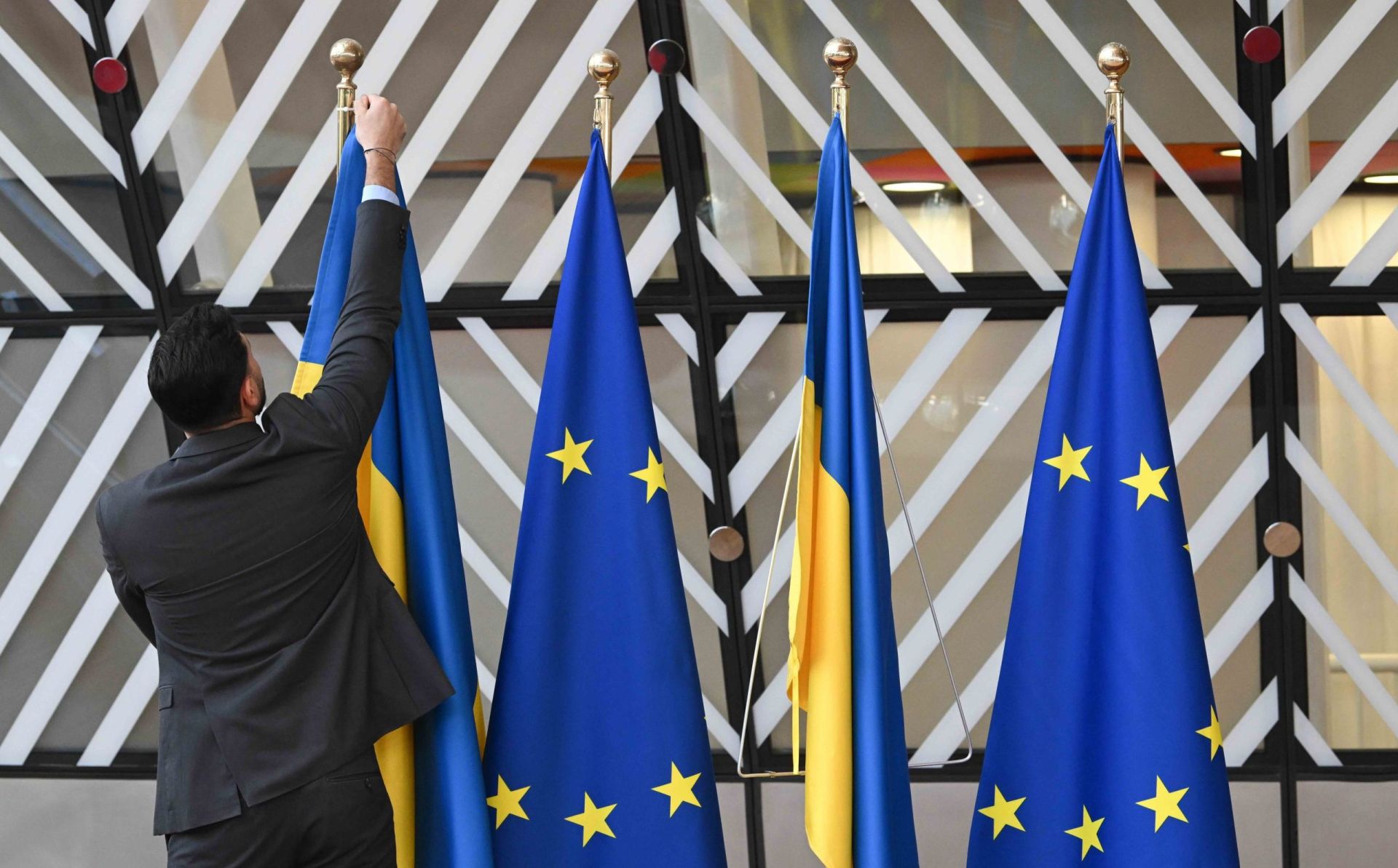 EU prolongs restrictive measures against Iran for its military support ...
