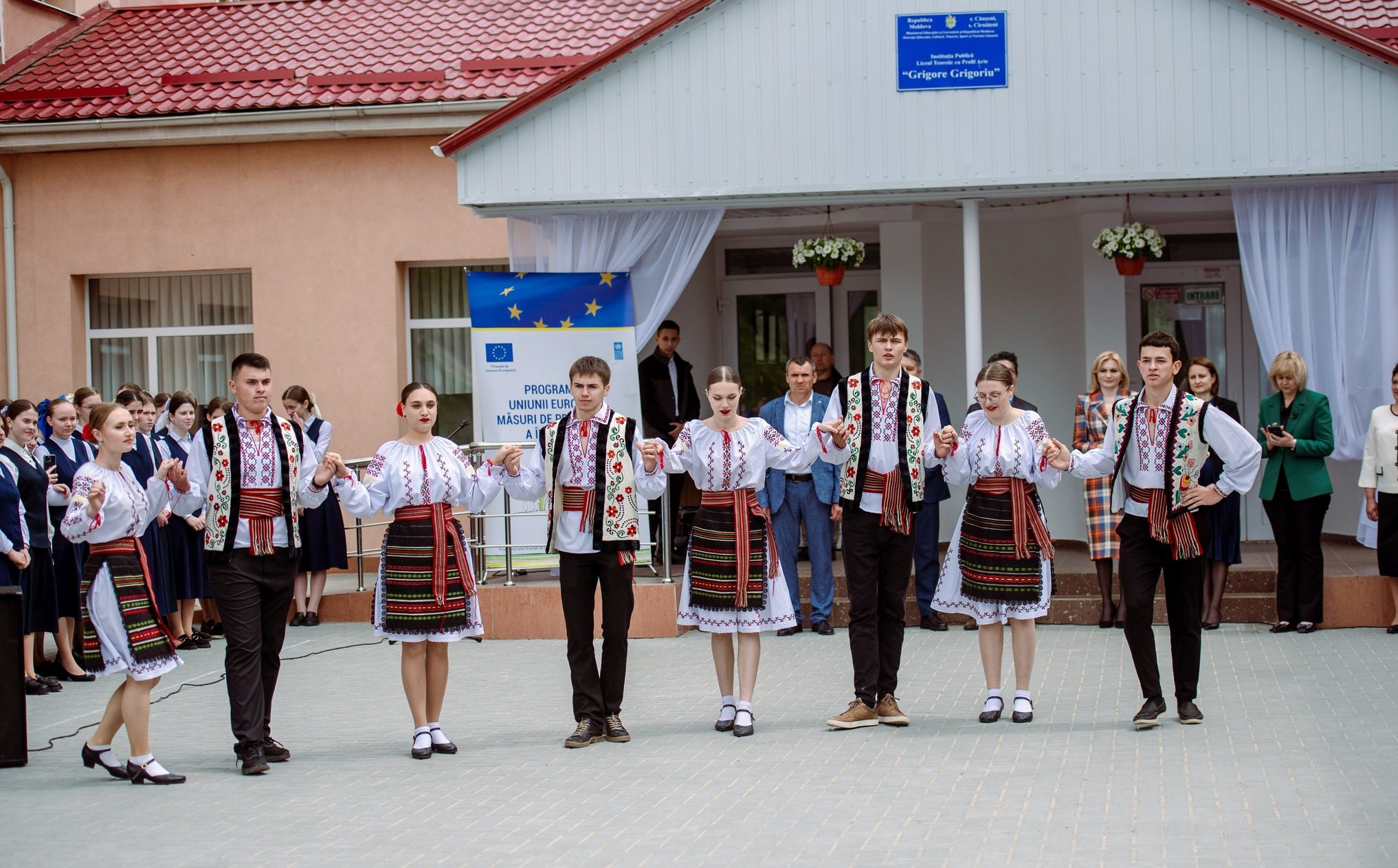 Moldova: courtyard of the high school in Cirnateni modernised with EU ...